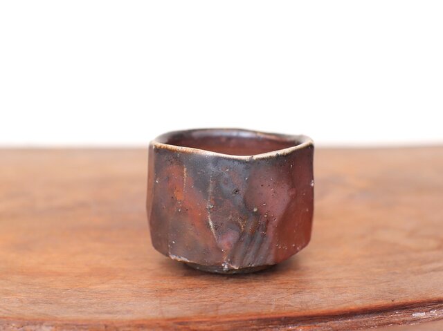 備前焼 ぐい呑み gi-006 | iichi 日々の暮らしを心地よくするハンドメイドやアンティークのマーケットプレイス