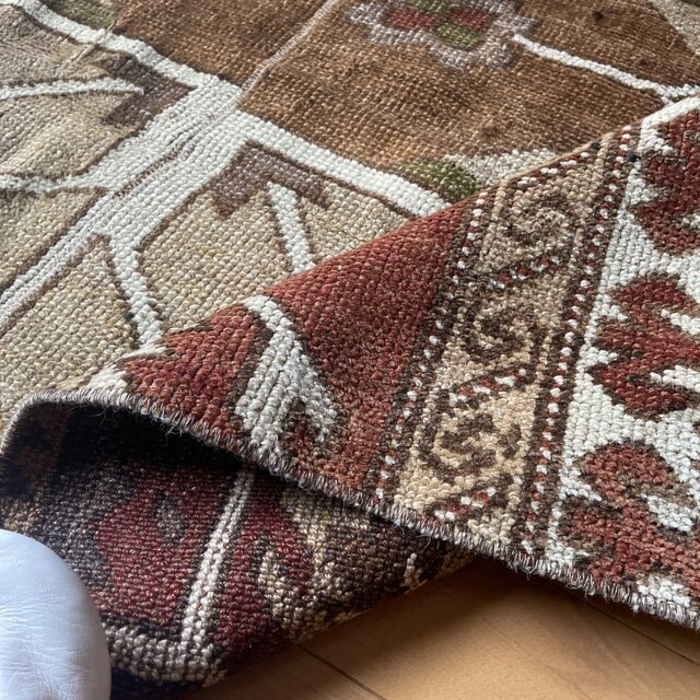 106×122 ウール ブラウン パッチワーク アクセントトルコヴィンテージラグ | iichi 日々の暮らしを心地よくするハンドメイドやアンティークのマーケットプレイス