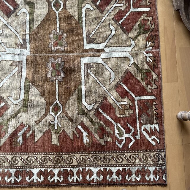 106×122 ウール ブラウン パッチワーク アクセントトルコヴィンテージラグ | iichi 日々の暮らしを心地よくするハンドメイドやアンティークのマーケットプレイス