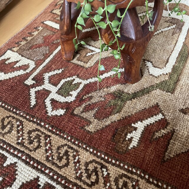 106×122 ウール ブラウン パッチワーク アクセントトルコヴィンテージラグ | iichi 日々の暮らしを心地よくするハンドメイドやアンティークのマーケットプレイス