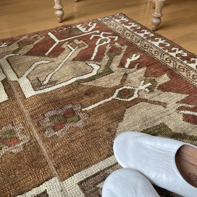 106×122 ウール ブラウン パッチワーク アクセントトルコヴィンテージラグ | iichi 日々の暮らしを心地よくするハンドメイドやアンティークのマーケットプレイス