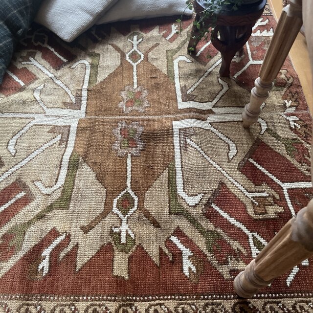 106×122 ウール ブラウン パッチワーク アクセントトルコヴィンテージラグ | iichi 日々の暮らしを心地よくするハンドメイドやアンティークのマーケットプレイス