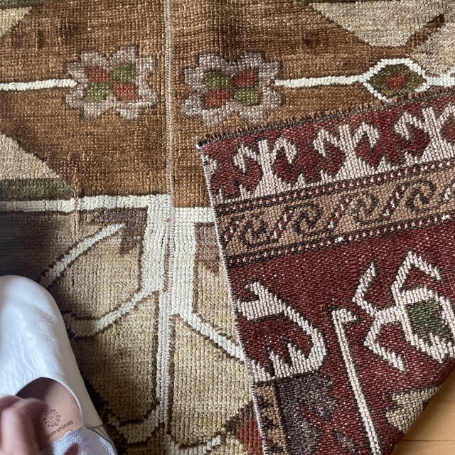 106×122 ウール ブラウン パッチワーク アクセントトルコヴィンテージラグ | iichi 日々の暮らしを心地よくするハンドメイドやアンティークのマーケットプレイス