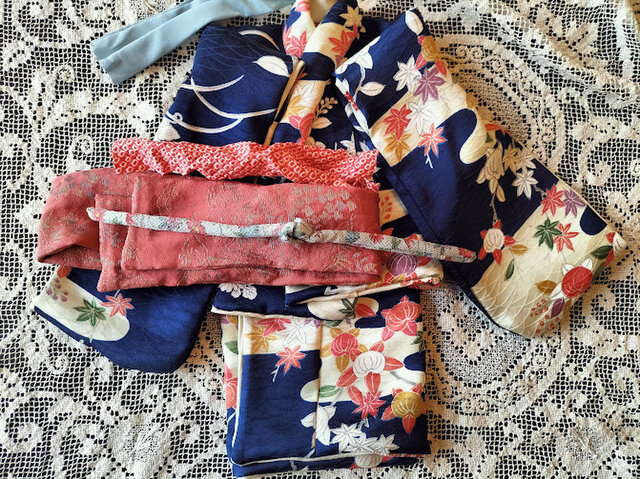 ドール背丈43～45cm用 リバーシブル仕立て振袖セット（紺・オフ白） | iichi 日々の暮らしを心地よくするハンドメイドやアンティークのマーケットプレイス