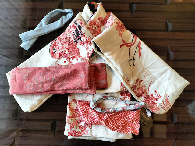 ドール背丈43～45cm用 リバーシブル仕立て振袖セット（紺・オフ白） | iichi 日々の暮らしを心地よくするハンドメイドやアンティークのマーケットプレイス