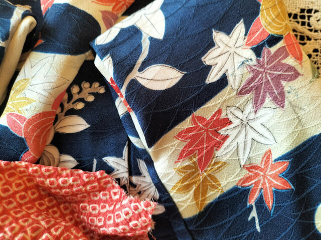 ドール背丈43～45cm用 リバーシブル仕立て振袖セット（紺・オフ白） | iichi 日々の暮らしを心地よくするハンドメイドやアンティークのマーケットプレイス