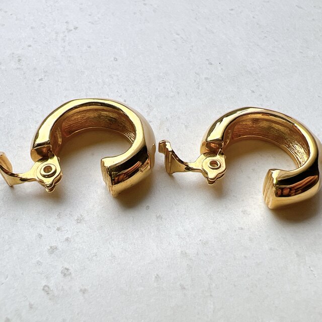 YM84-【 Monet 】モネ・ヴィンテージイヤリング 1970〜80s クリームカラーエナメルペイント | iichi 日々の暮らしを心地よくするハンドメイドやアンティークのマーケットプレイス