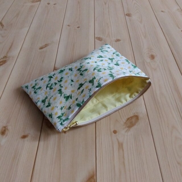 マーガレット 大きめ20cm 花柄のフラットポーチ 内ポケット イエロー 573 | iichi 日々の暮らしを心地よくするハンドメイドやアンティークのマーケットプレイス