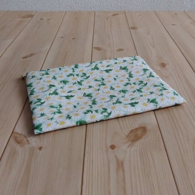マーガレット 大きめ20cm 花柄のフラットポーチ 内ポケット イエロー 573 | iichi 日々の暮らしを心地よくするハンドメイドやアンティークのマーケットプレイス