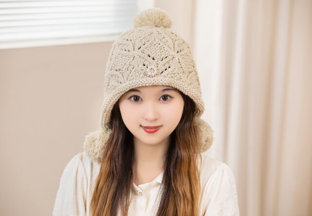 手編み 【Lady's】オシャレな帽子 ボンボン付き | iichi 日々の暮らしを心地よくするハンドメイドやアンティークのマーケットプレイス