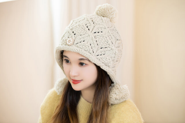 手編み 【Lady's】オシャレな帽子 ボンボン付き | iichi 日々の暮らしを心地よくするハンドメイドやアンティークのマーケットプレイス