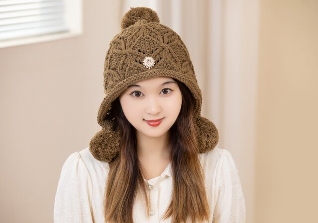 手編み 【Lady's】オシャレな帽子 ボンボン付き | iichi 日々の暮らしを心地よくするハンドメイドやアンティークのマーケットプレイス