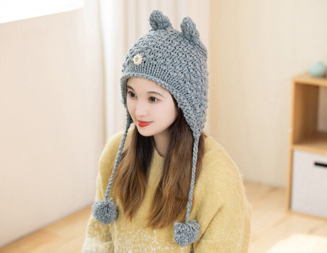 手編み 【Lady's】オシャレな帽子 ボンボン付き | iichi 日々の暮らしを心地よくするハンドメイドやアンティークのマーケットプレイス