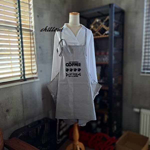 【OUTLET】【背中がかわいい】エプロンドレス：グレー×Coffee【0643】 | iichi 日々の暮らしを心地よくするハンドメイドやアンティークのマーケットプレイス