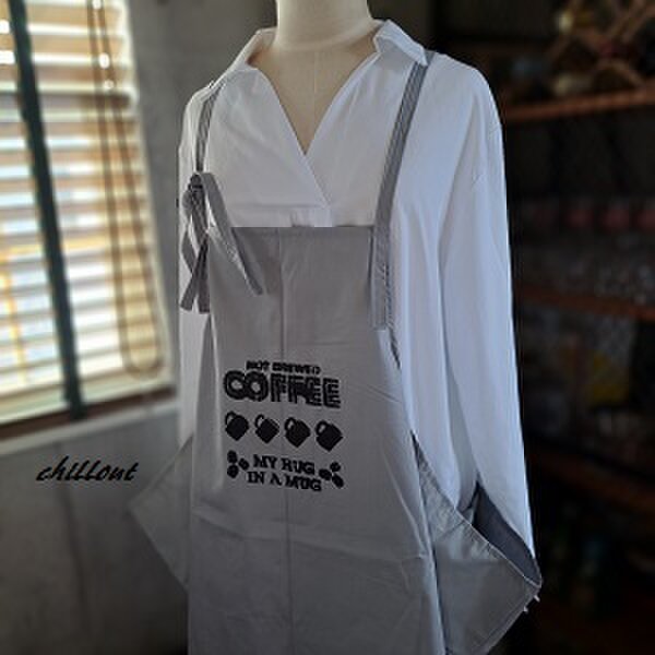 【OUTLET】【背中がかわいい】エプロンドレス：グレー×Coffee【0643】 | iichi 日々の暮らしを心地よくするハンドメイドやアンティークのマーケットプレイス