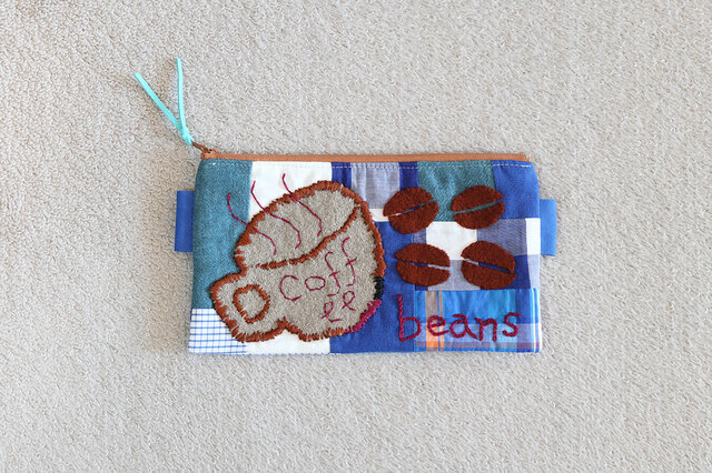 ぺたんこファスナーポーチ coffeetime ブルー再販 | iichi 日々の暮らしを心地よくするハンドメイドやアンティークのマーケットプレイス