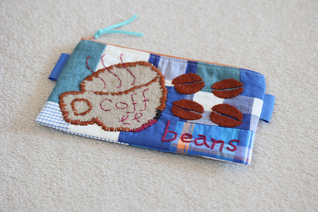 ぺたんこファスナーポーチ coffeetime ブルー再販 | iichi 日々の暮らしを心地よくするハンドメイドやアンティークのマーケットプレイス