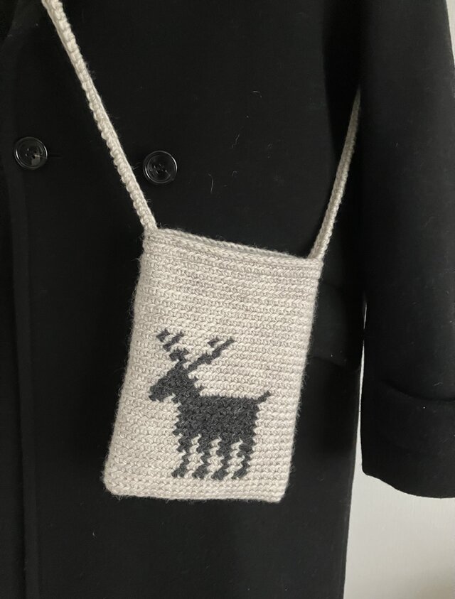 手編みの北欧柄スマホポシェット白 | iichi 日々の暮らしを心地よくするハンドメイドやアンティークのマーケットプレイス