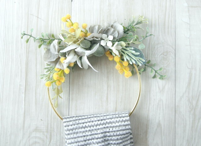 タオルハンガーにもなるワイヤーリース ミモザ -Artificial flower- | iichi 日々の暮らしを心地よくするハンドメイドやアンティークのマーケットプレイス