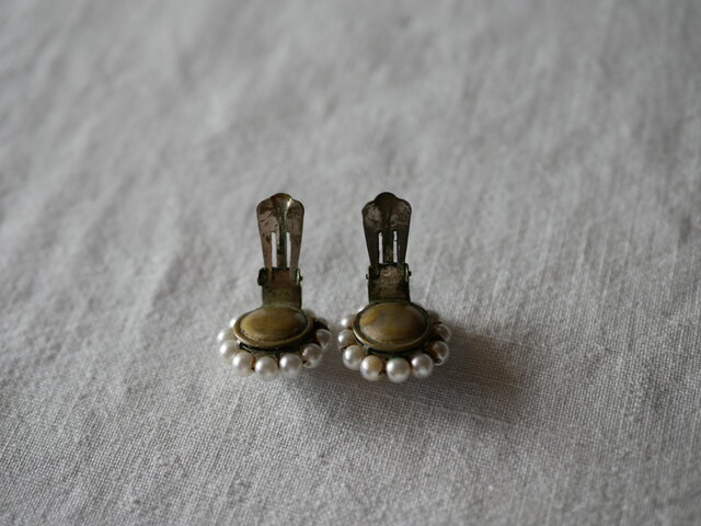 パールビーズのイヤリング フランスヴィンテージ フランスアクセサリー | iichi 日々の暮らしを心地よくするハンドメイドやアンティークのマーケットプレイス
