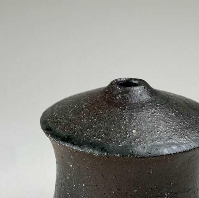 灰釉 一輪挿し tー31 | iichi 日々の暮らしを心地よくするハンドメイドやアンティークのマーケットプレイス