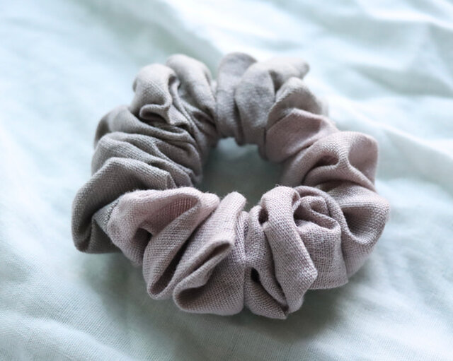 洋服屋さんが作るハンドメイドボリュームシュシュ／リネン／グレージュ×アンティークモーブ | iichi 日々の暮らしを心地よくするハンドメイドやアンティークのマーケットプレイス