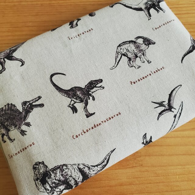 御朱印帳ケース・マルチケース(恐竜柄) | iichi 日々の暮らしを心地よくするハンドメイドやアンティークのマーケットプレイス