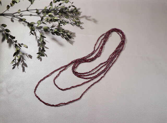 ガーネットのクルクル巻ける3Mの超ロングネックレス（留め具無し） | iichi 日々の暮らしを心地よくするハンドメイドやアンティークのマーケットプレイス