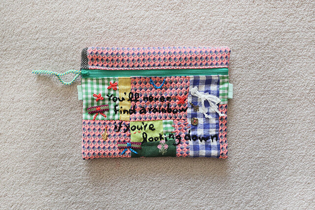 ぺたんこファスナーポーチh2 | iichi 日々の暮らしを心地よくするハンドメイドやアンティークのマーケットプレイス