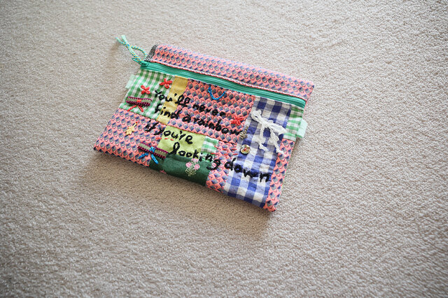 ぺたんこファスナーポーチh2 | iichi 日々の暮らしを心地よくするハンドメイドやアンティークのマーケットプレイス