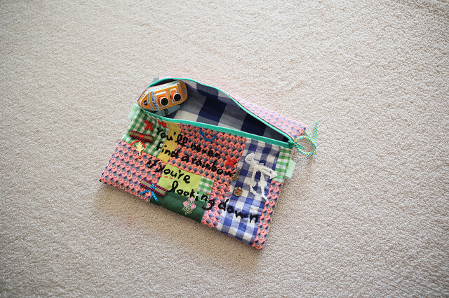 ぺたんこファスナーポーチh2 | iichi 日々の暮らしを心地よくするハンドメイドやアンティークのマーケットプレイス