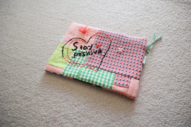 ぺたんこファスナーポーチh2 | iichi 日々の暮らしを心地よくするハンドメイドやアンティークのマーケットプレイス