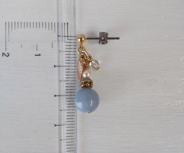 Leaf series～エンジェライトのピアス | iichi 日々の暮らしを心地よくするハンドメイドやアンティークのマーケットプレイス