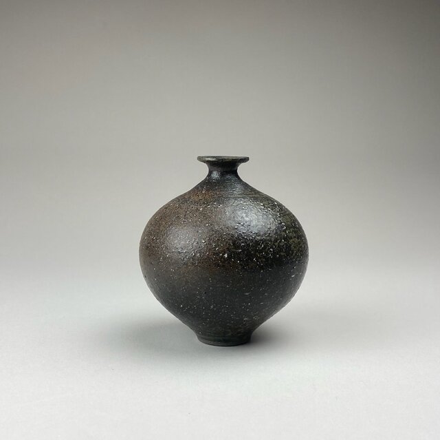 灰釉 一輪挿し t-28 | iichi 日々の暮らしを心地よくするハンドメイドやアンティークのマーケットプレイス