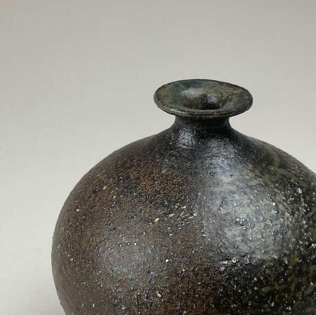 灰釉 一輪挿し t-28 | iichi 日々の暮らしを心地よくするハンドメイドやアンティークのマーケットプレイス