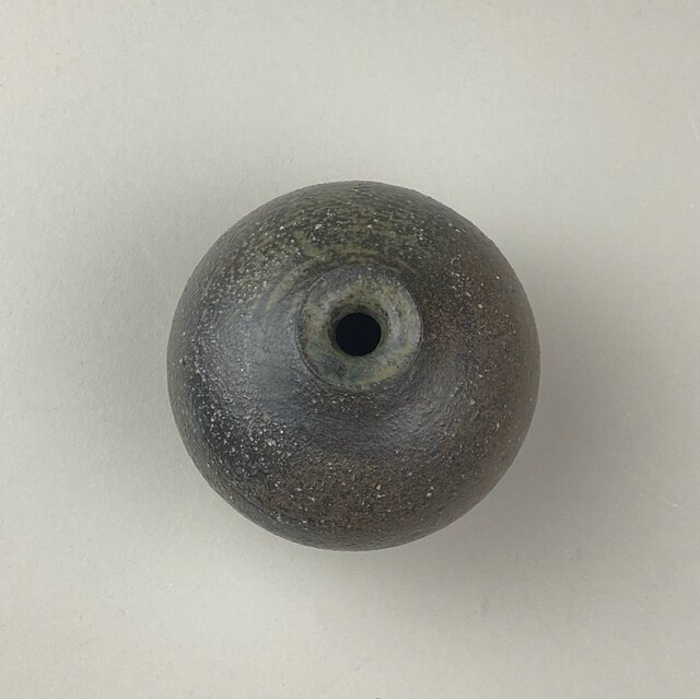 灰釉 一輪挿し t-28 | iichi 日々の暮らしを心地よくするハンドメイドやアンティークのマーケットプレイス