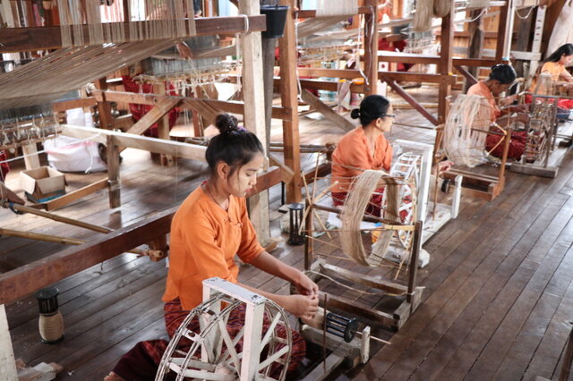 100%蓮ストール(藍染) | iichi 日々の暮らしを心地よくするハンドメイドやアンティークのマーケットプレイス