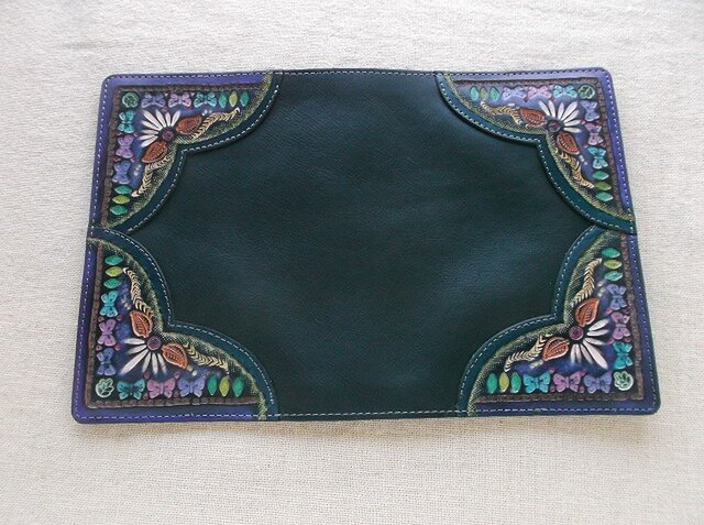 文庫サイズブックカバー 刻印,拭き染め 牛革 | iichi 日々の暮らしを心地よくするハンドメイドやアンティークのマーケットプレイス