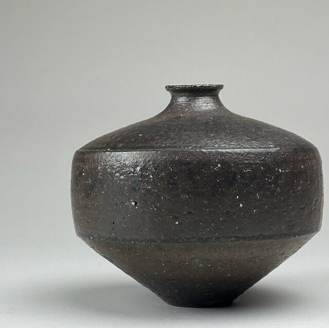 灰釉 一輪挿し t-34 | iichi 日々の暮らしを心地よくするハンドメイドやアンティークのマーケットプレイス