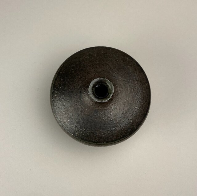 灰釉 一輪挿し t-34 | iichi 日々の暮らしを心地よくするハンドメイドやアンティークのマーケットプレイス