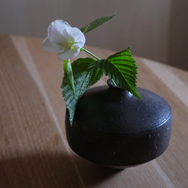 灰釉 一輪挿し t-34 | iichi 日々の暮らしを心地よくするハンドメイドやアンティークのマーケットプレイス