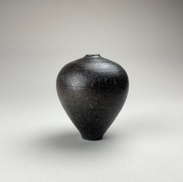 灰釉 一輪挿し t-35 | iichi 日々の暮らしを心地よくするハンドメイドやアンティークのマーケットプレイス