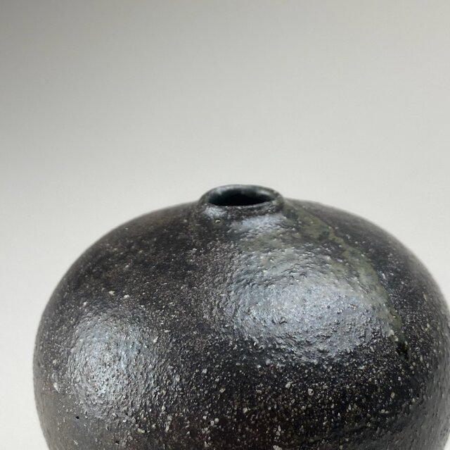 灰釉 一輪挿し t-35 | iichi 日々の暮らしを心地よくするハンドメイドやアンティークのマーケットプレイス