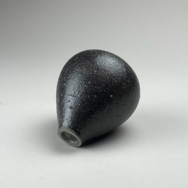 灰釉 一輪挿し t-35 | iichi 日々の暮らしを心地よくするハンドメイドやアンティークのマーケットプレイス