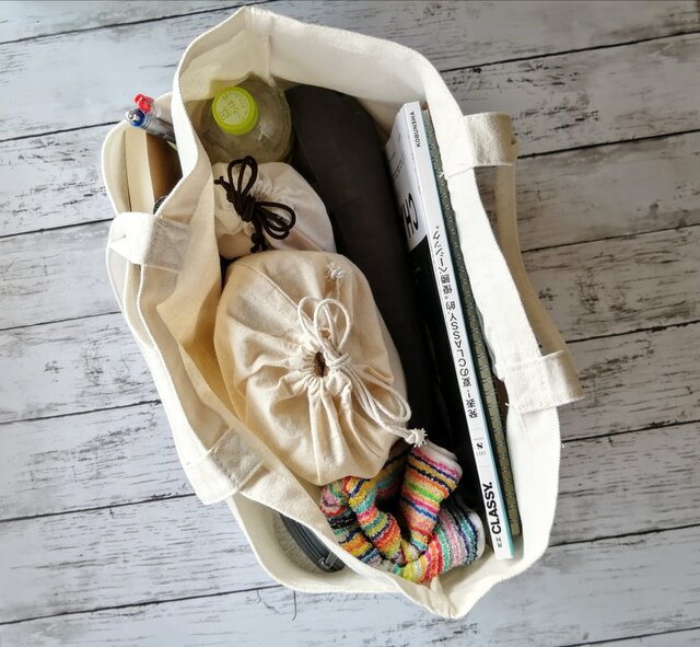 かわいい手刺繍の文房具 横長トートバッグ ショルダーバッグ オフホワイト L 大容量 2way | iichi 日々の暮らしを心地よくするハンドメイドやアンティークのマーケットプレイス