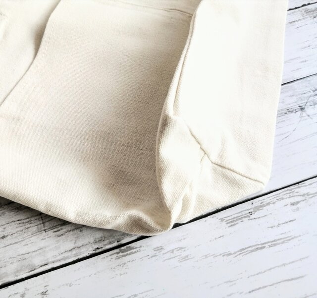 かわいい手刺繍の文房具 横長トートバッグ ショルダーバッグ オフホワイト L 大容量 2way | iichi 日々の暮らしを心地よくするハンドメイドやアンティークのマーケットプレイス