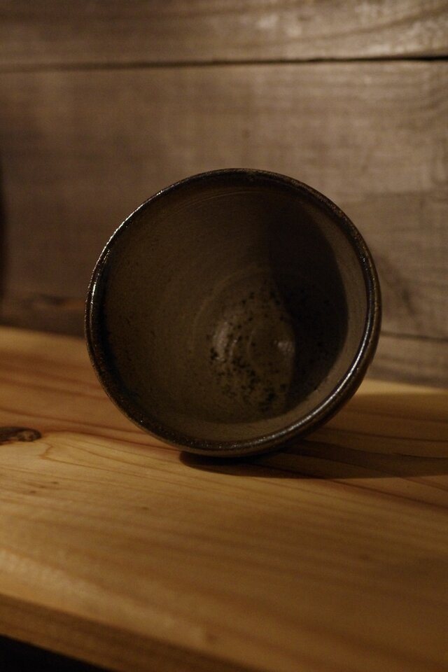 小ぶりなカップ(表面にひびがあります) no 180 | iichi 日々の暮らしを心地よくするハンドメイドやアンティークのマーケットプレイス