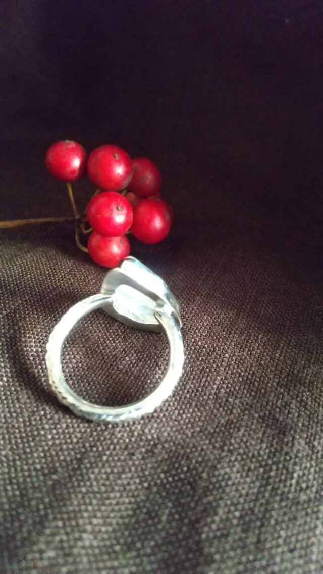 レインボームーンストーン(ホワイトラブラドライトシルバーリング#11.5 | iichi 日々の暮らしを心地よくするハンドメイドやアンティークのマーケットプレイス