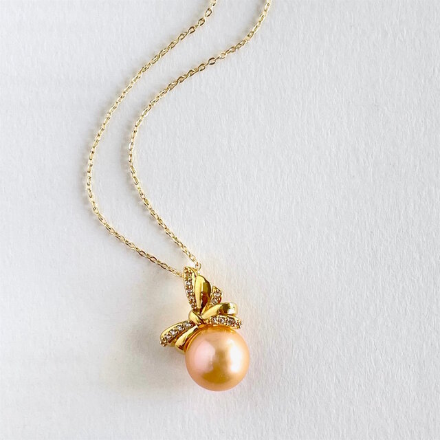 Outlet ピーチオレンジ 淡水パール リボンのペンダントネックレス (1.0cm) | iichi 日々の暮らしを心地よくするハンドメイドやアンティークのマーケットプレイス