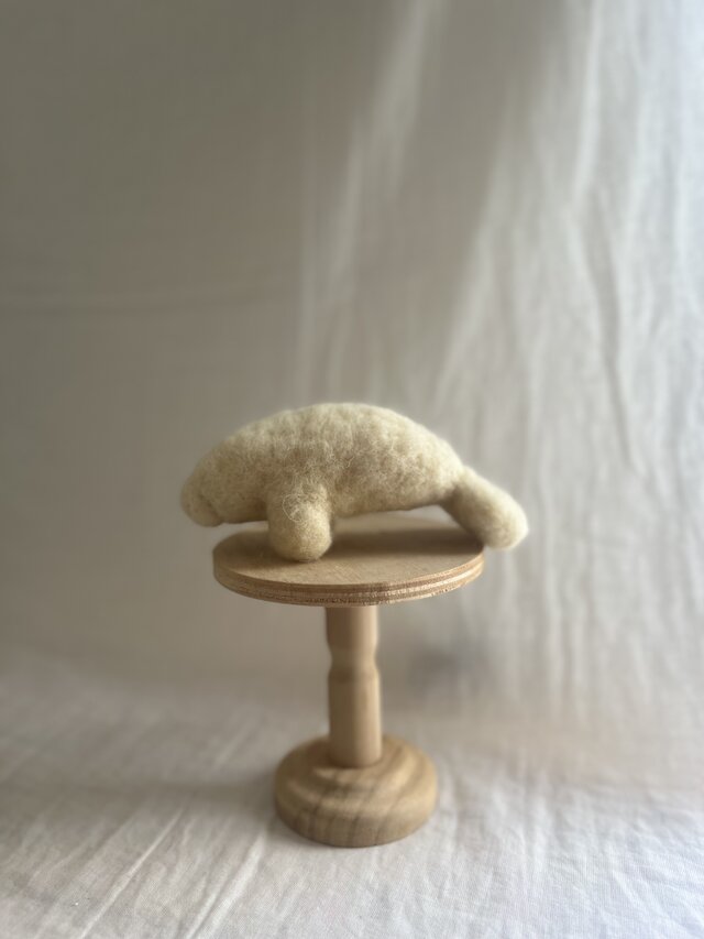 抱きしめたいマナティ(キナリ)受注制作 | iichi 日々の暮らしを心地よくするハンドメイドやアンティークのマーケットプレイス